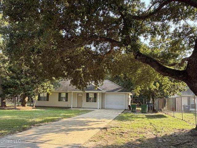 1333 Oak St, Ocean Springs, MS 39564
