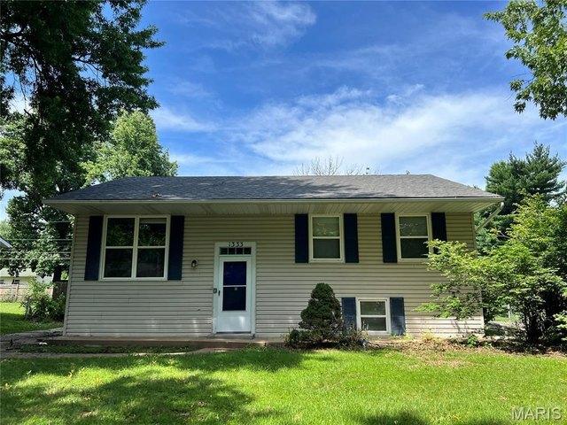 1333 Columbus Dr, Saint Louis, MO 63138