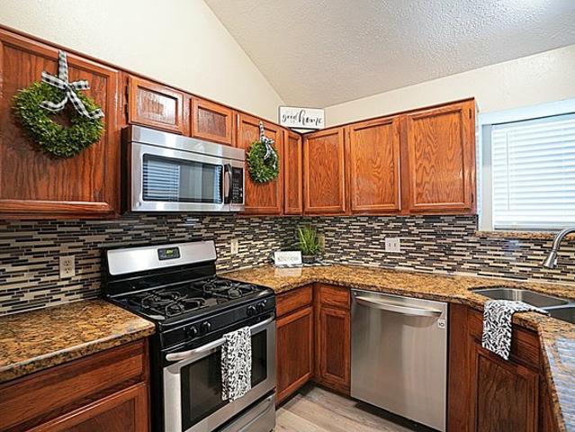 133 Cotton Dr, Lake Jackson, TX 77566