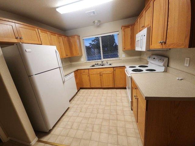 133 Rolling Hills Rd, Roseburg, OR 97471