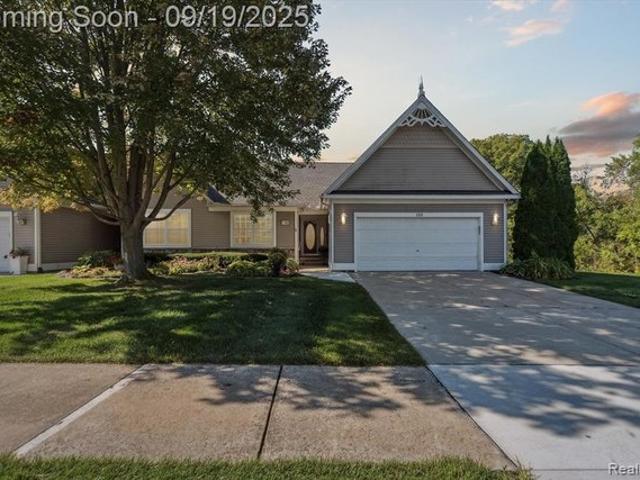 133 Victoria Park Dr, Howell, MI 48843