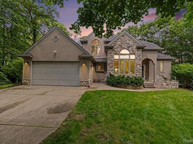 13445 Chateau Cove Dr, Groveland Township, MI 48442