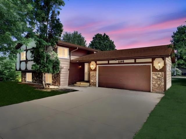1344 Willow Lake Blvd, Vadnais Heights, MN 55110