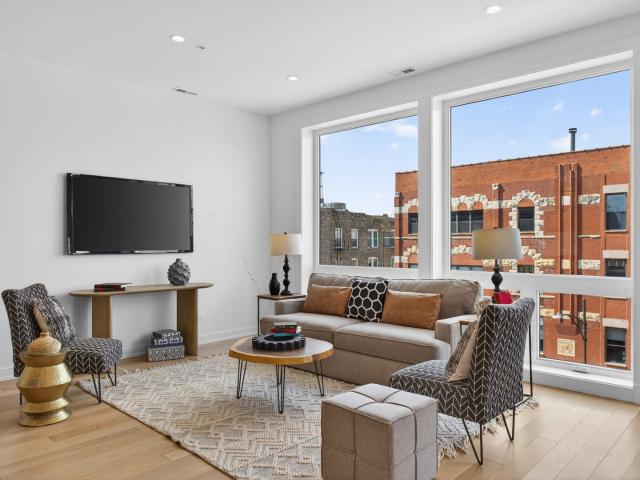 1347 W Grand Avenue # 4N