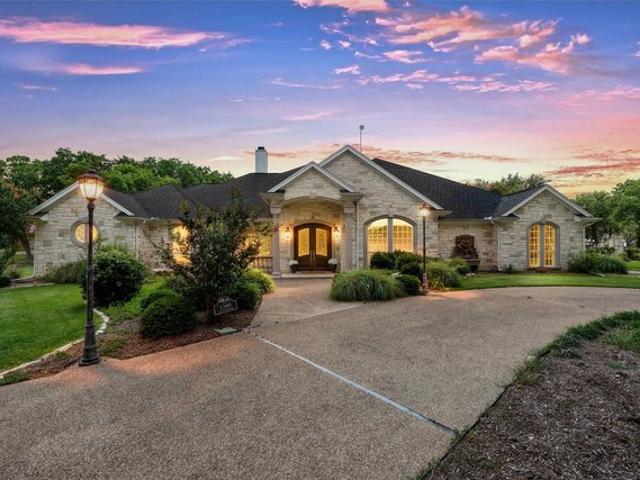 1340 Autumn Oaks Cir, China Spring, TX 76633