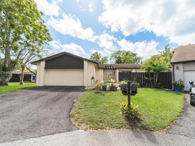 13416 SW 108th St Cir N, Miami, FL 33186