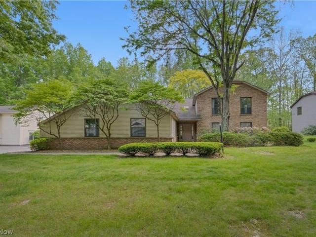 1341 Fox Run Dr, Youngstown, OH 44512