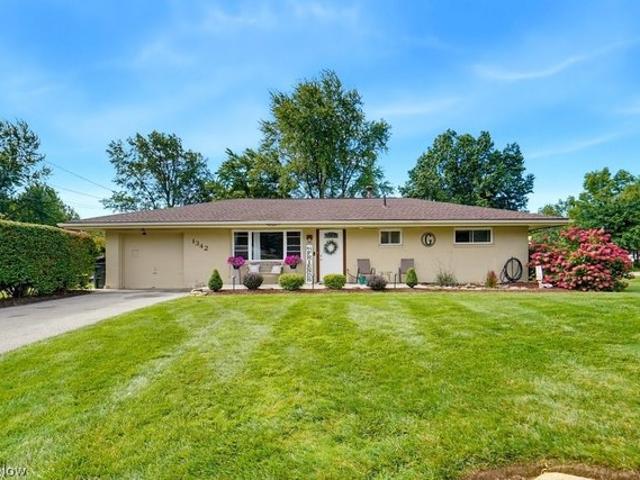 1342 Roseland Dr, Macedonia, OH 44056