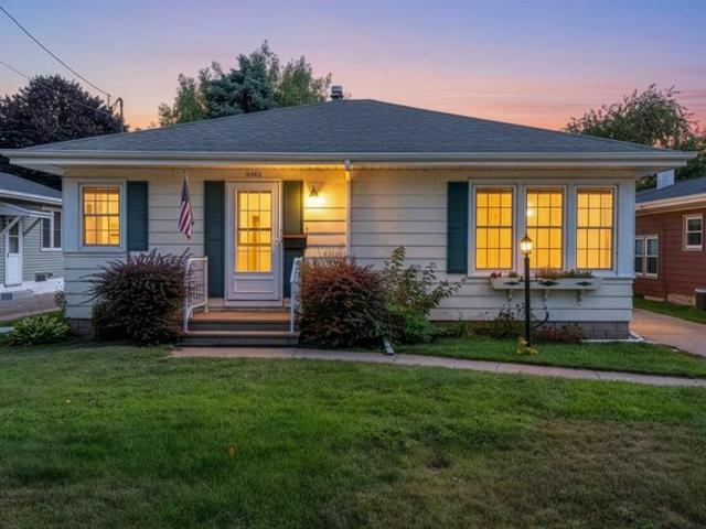 1342 Waugoo Ave, Oshkosh, WI 54901