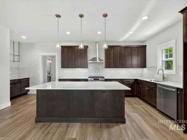 134, 142, 150 N Edgewood Ln