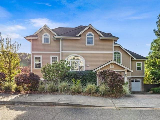 134 Moonlight Dr, Healdsburg, CA 95448