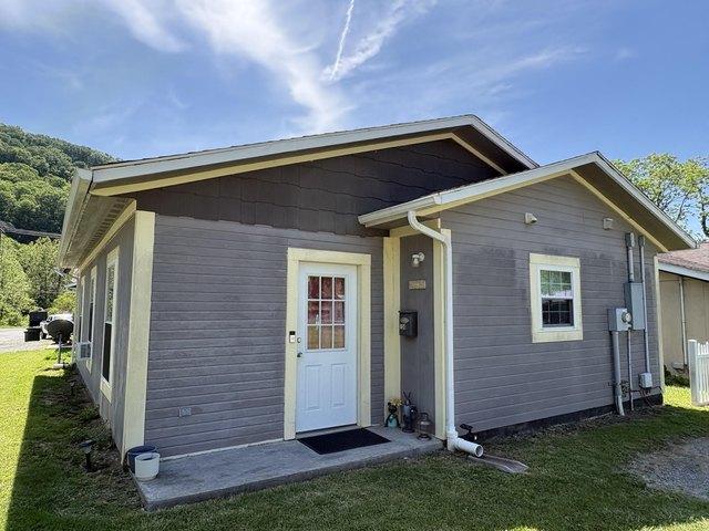134 Spruce St, White Sulphur Springs, WV 24986