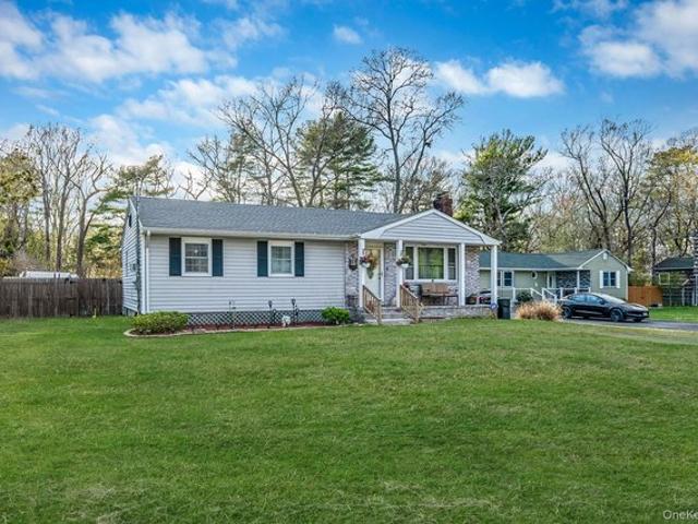134 Park Ln, Middle Island, NY 11953