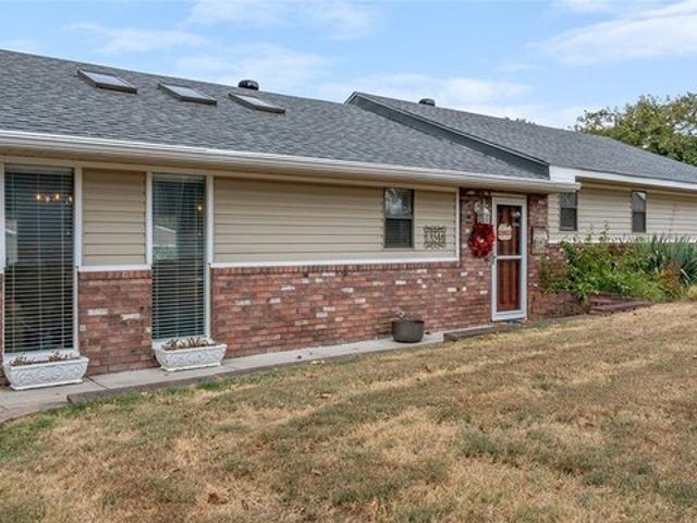 13544 Oak Park Dr, Siloam Springs, AR 72761