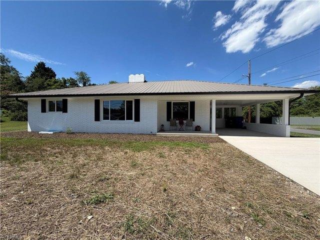 1354 Forrest Dr, Mount Airy, NC 27030