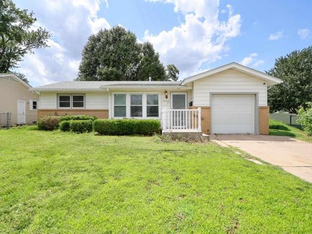 1356 Fogarty Dr, Junction City, KS 66441