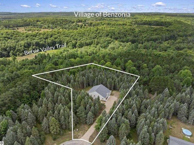 1358 S Lipp Farm Rd, Benzonia, MI 49616