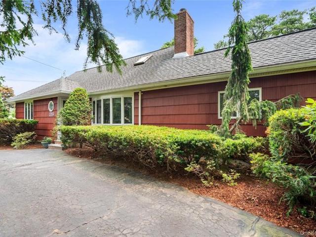 1359 Manor Ln, Bay Shore, NY 11706