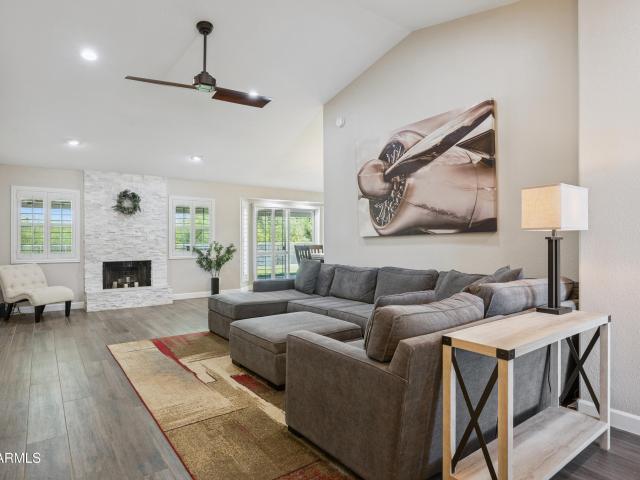 1350 w escarpa street