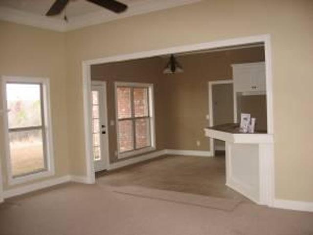$1350 / 3br 2000ft² 3br 2 ba Split Floor Plan House
