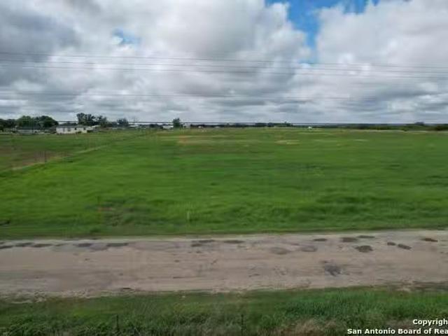 1351 COUNTY ROAD 664, DEVINE, TX 78016 Single Family Residence.
