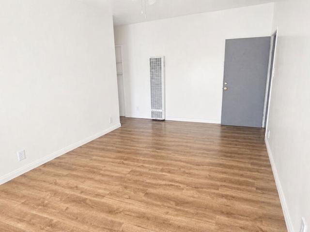 1351 S Cochran Avenue 10