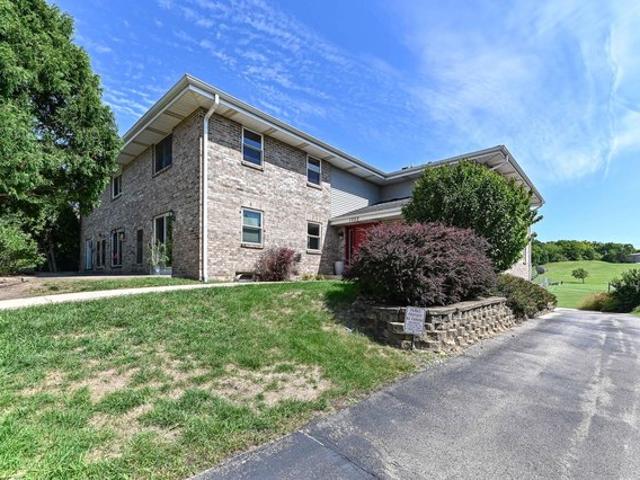 1352 Meadowcreek Dr Unit F, Pewaukee, WI 53702