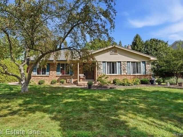 1353 Madison Dr, Troy, MI 48083