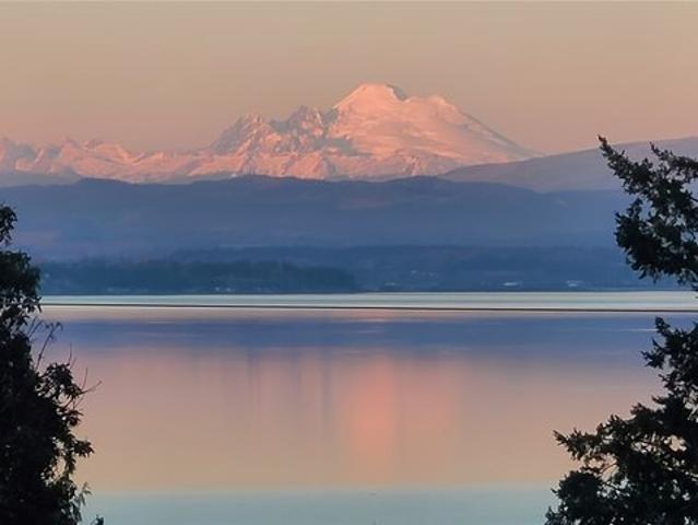 1353 Rainbow Ln, Camano Island, WA 98282