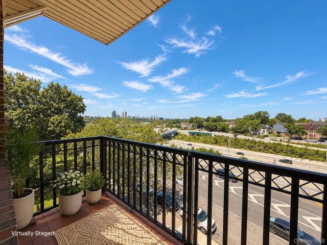 135 46 Grand Central Parkway 4C