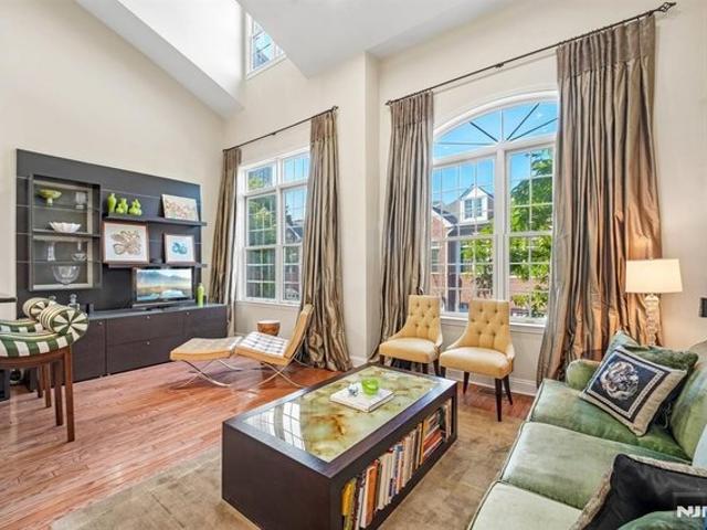 135 Abbie Ct, Guttenberg, NJ 07093