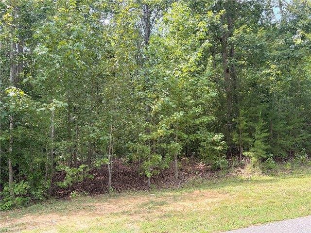 135 Glenrobin Dr, Eden, NC 27288