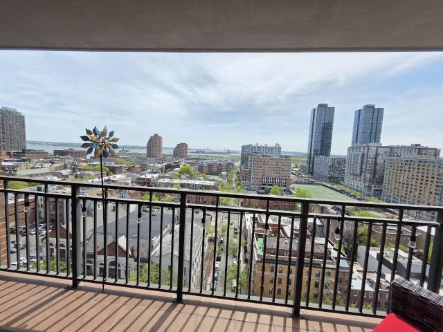 135 Montgomery St # 18E
