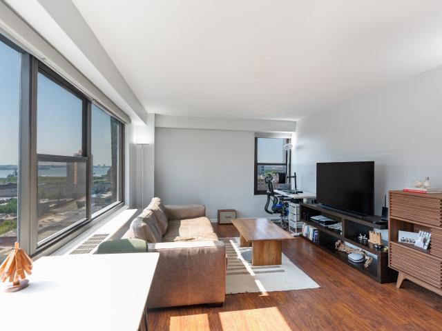 135 Montgomery St # 20A