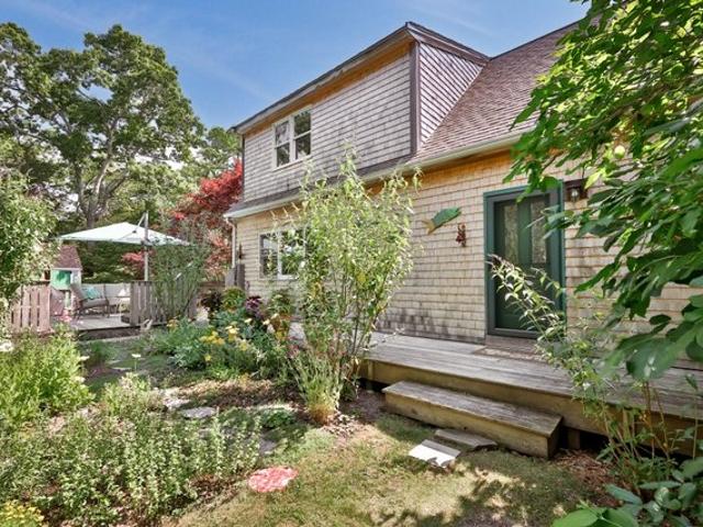 135 Mayflower Ln, Vineyard Haven, MA 02568