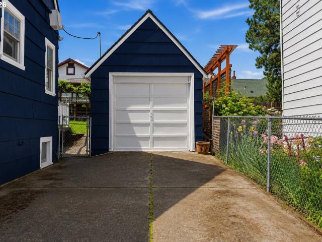 135 S 8TH ST