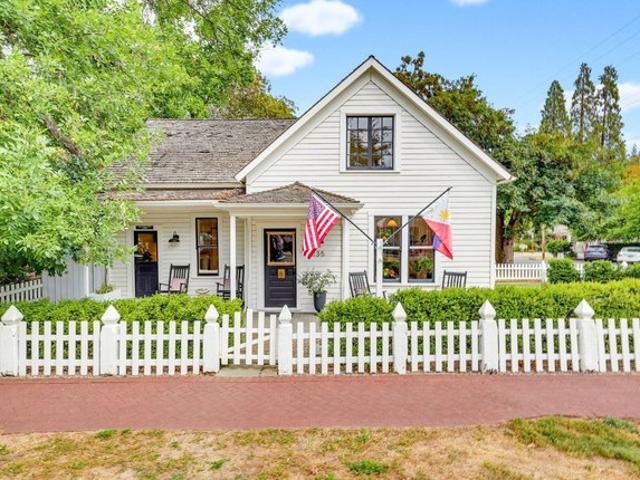 135 S 3rd St, Jacksonville, OR 97530