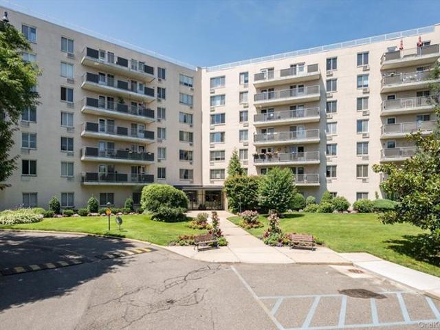 135 Post Ave Apt 3R, Westbury, NY 11590