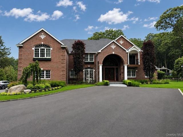 135 Round Swamp Rd, Huntington, NY 11743