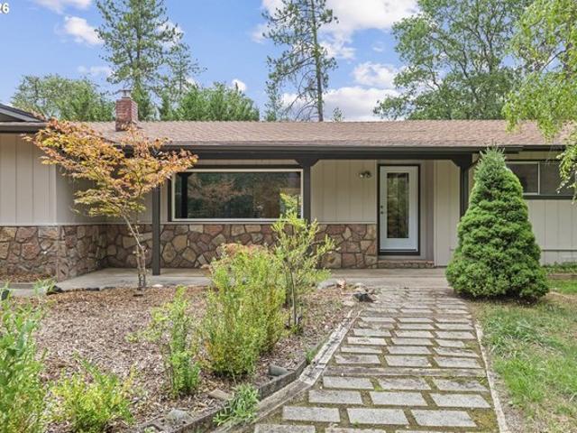 135 Rolling Hills Dr, Grants Pass, OR 97526