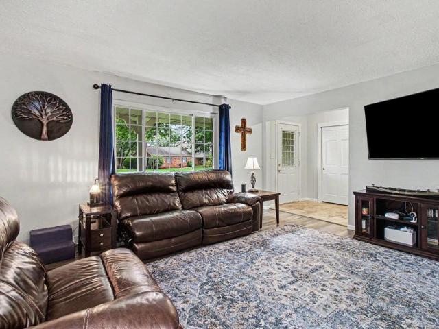 135 Ridgelea Drive