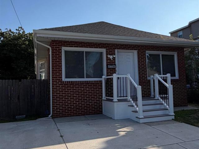 135 W Edgewater