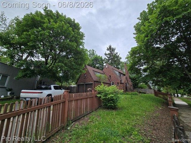135 Wenonah Dr, Pontiac, MI 48341
