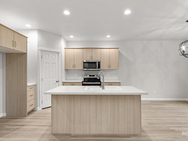 13665 Inman Ct