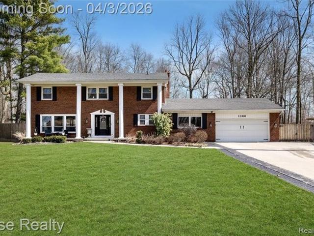1366 Ox Yoke Dr, Flint, MI 48532