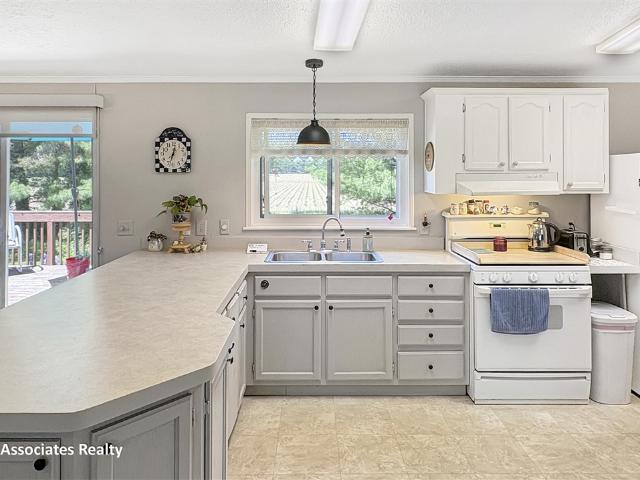13675 Iris Lane