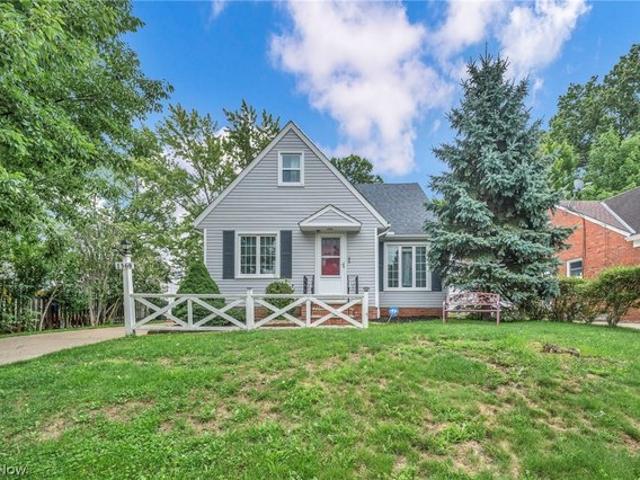 1369 Cranover Rd, Lyndhurst, OH 44124
