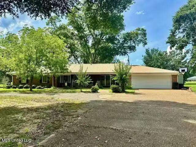 1360 AIRPORT RD, MAGEE, MS 39111 Single Family Residence For S.
