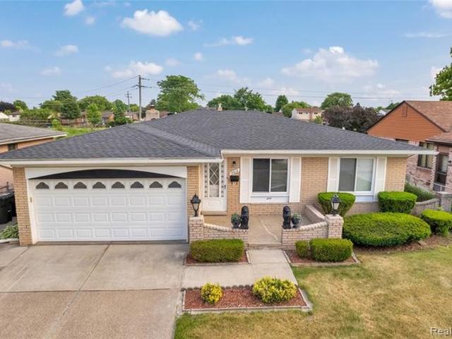 13612 Canterbury Dr, Sterling Heights, MI 48312