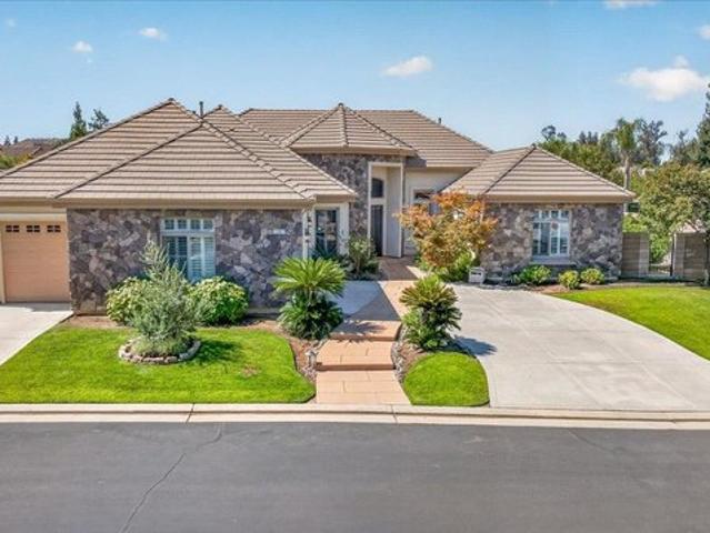 1361 E Rosemont Ln, Fresno, CA 93730